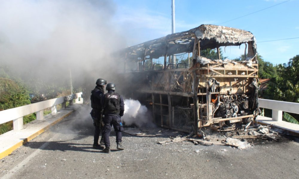 Incendian tres autobuses y un torton en Petatlán – La voz de Zihuatanejo