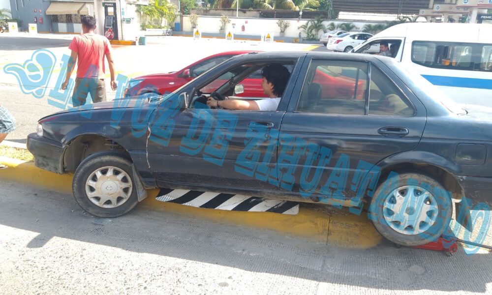 Vehículo choca contra la guarnición de Paseo de Zihuatanejo – La voz de ...